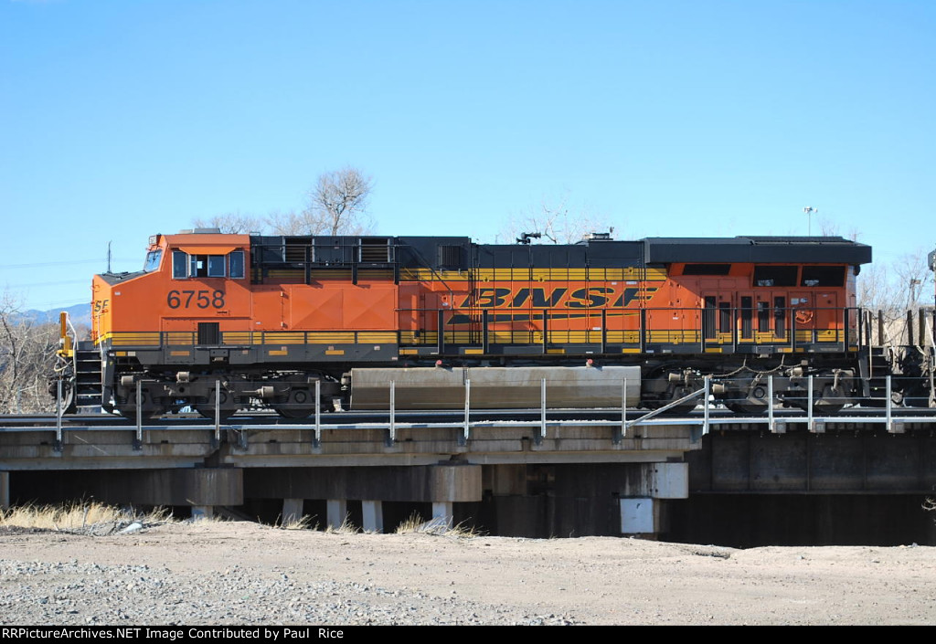 BNSF 6758